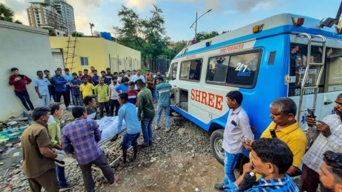 Maharashtra: 3 killed, 15 injured after auto rickshaw collides with bus ...