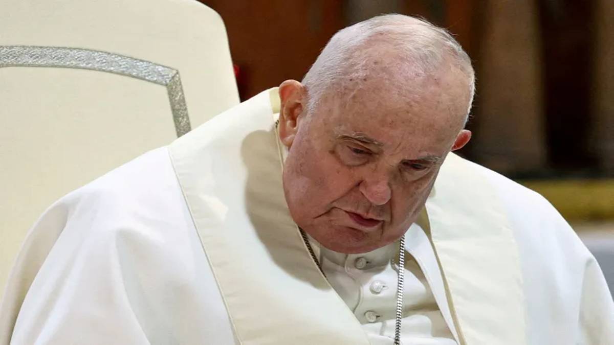 Pope Francis hospitalised with double pneumonia, undergoing intensive treatment - World News ...