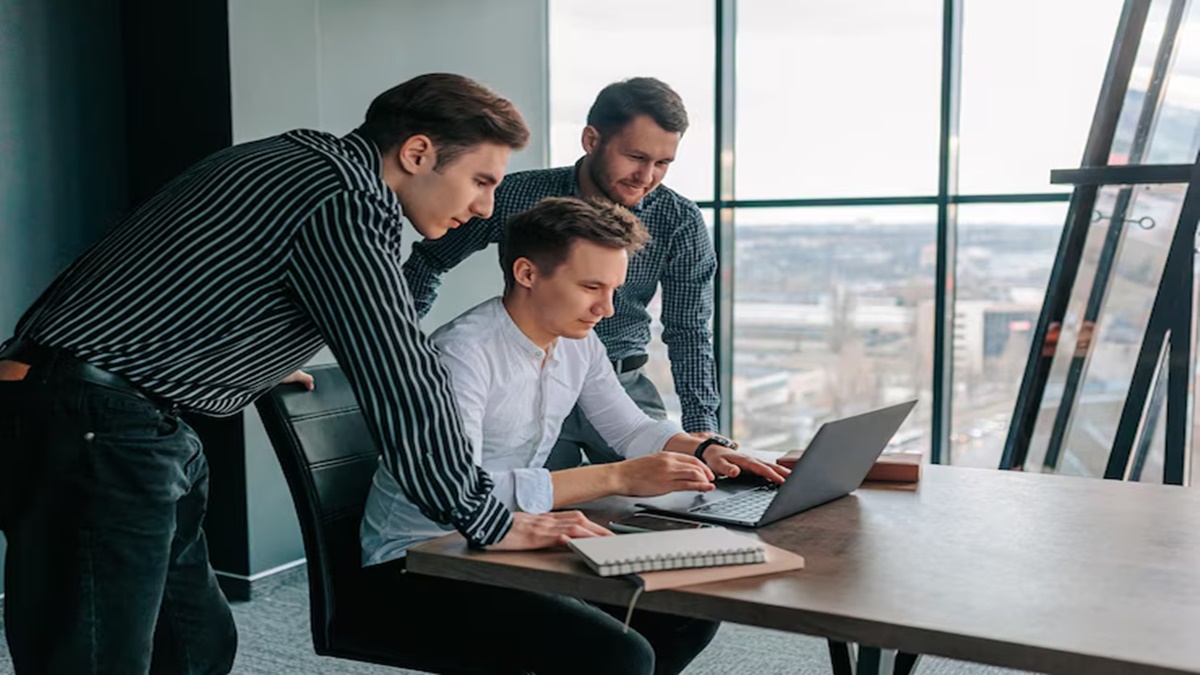 6 to 3 or 9 to 6? Reddit debates if employees should change office ...