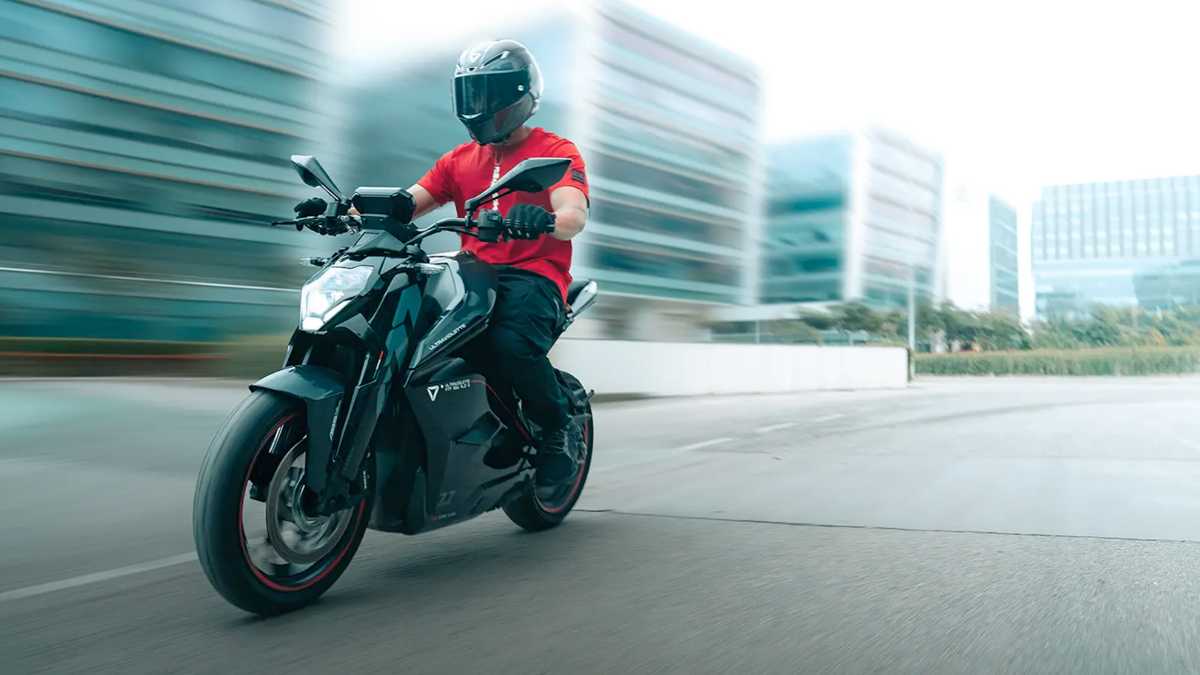 New Ultraviolette F77 SuperStreet vs F77 — Which one should you buy ...