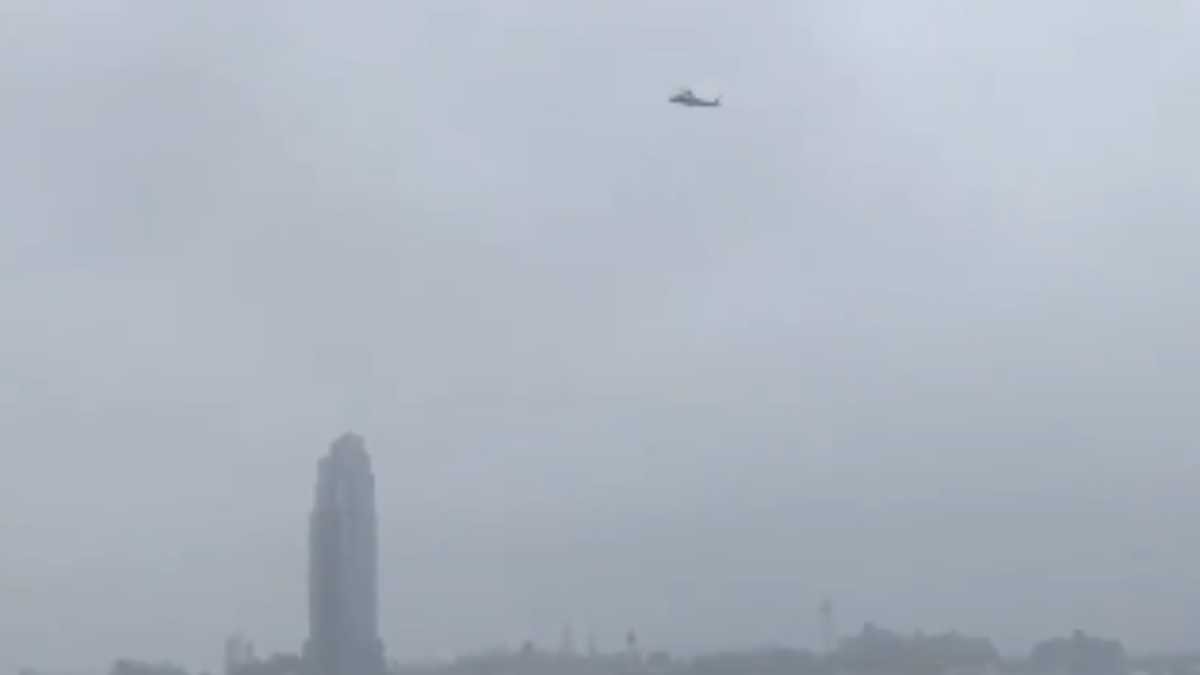 Caught on camera: Helicopter crashes into Hudson River, all six aboard ...