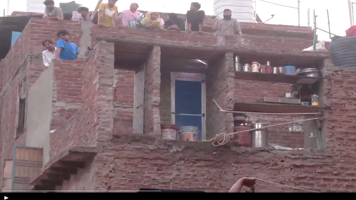 Delhi Mustafabad building collapse caught on camera! At least 4 dead ...