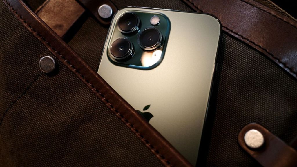 iPhone camera revolution: Apple reportedly building human-eye-like ...