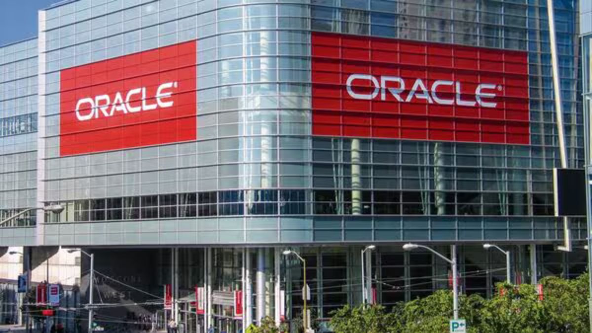 What is fueling the Oracle's stock surge in 2025? - Investing Abroad ...