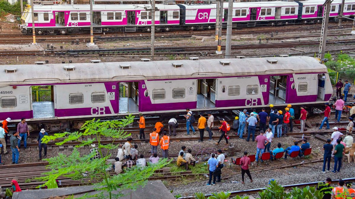 Mumbai Train Accident: Several passengers fall from overcrowded Mumbra ...