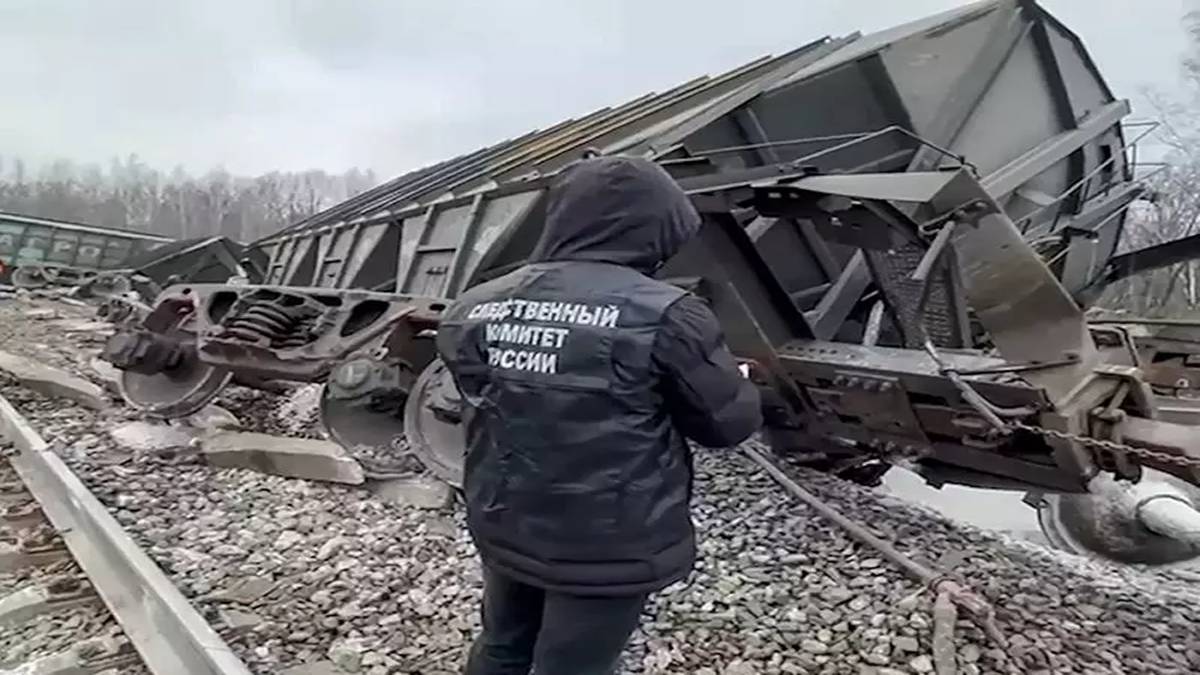 A bridge collapse causes a train to derail in Russia, killing at least ...