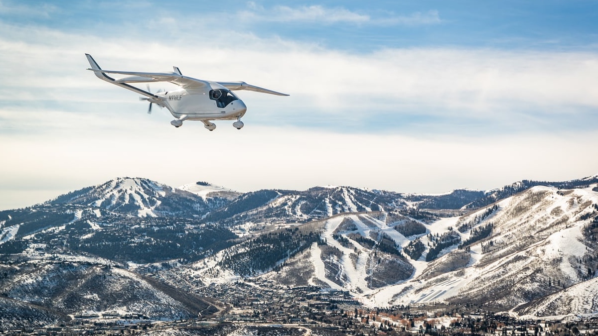 First electric plane flies 130 km carrying 4 passengers for Rs 700: A ...