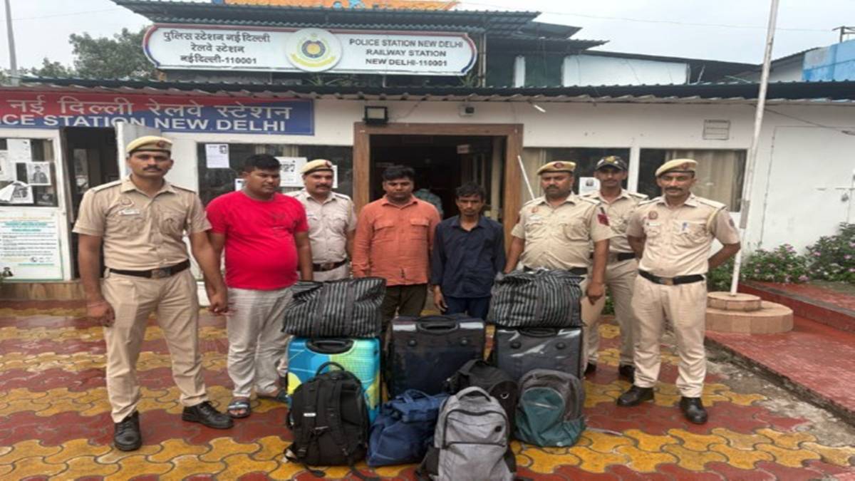 Bag lifter gang busted in Delhi; targeted black and blue luggage on ...