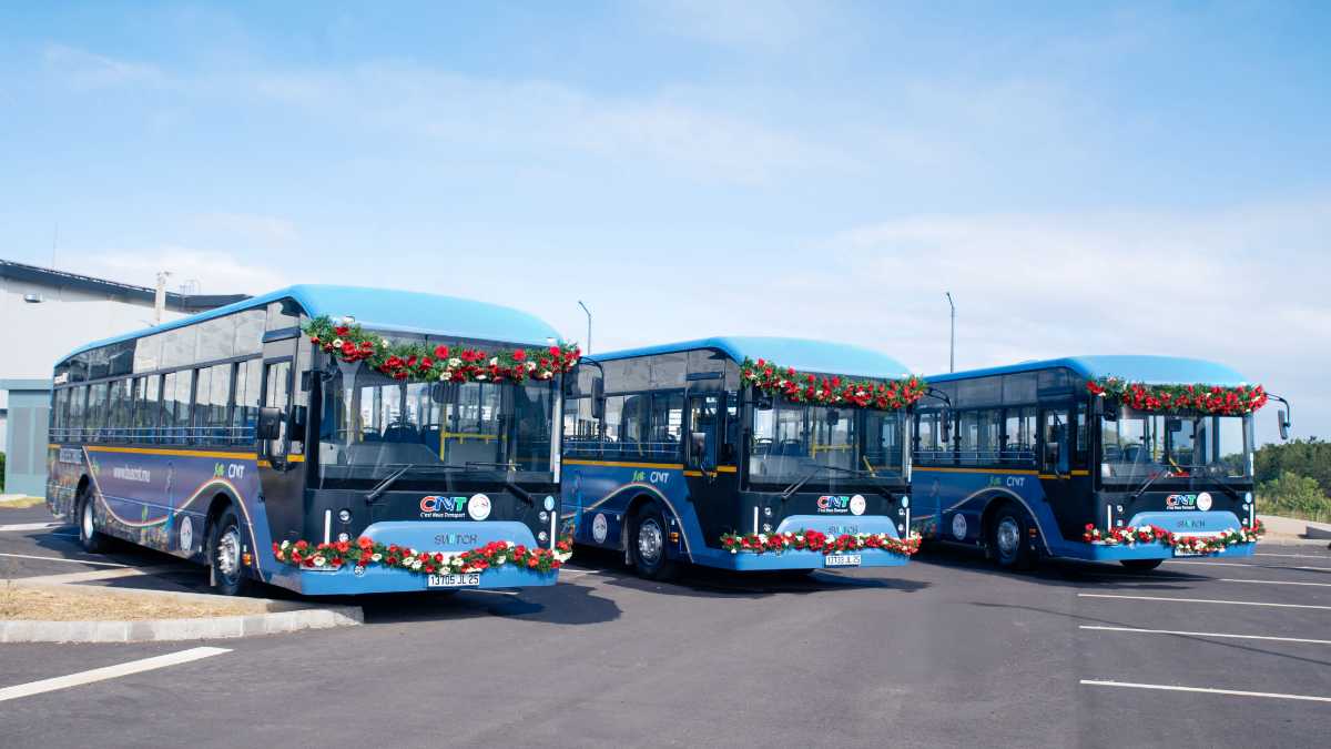 Switch Mobility exports first 10 e-buses to Mauritius as a special gift ...